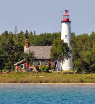 14 Stunning Michigan Lighthouses Where You Can Spend the Night: Unique ...